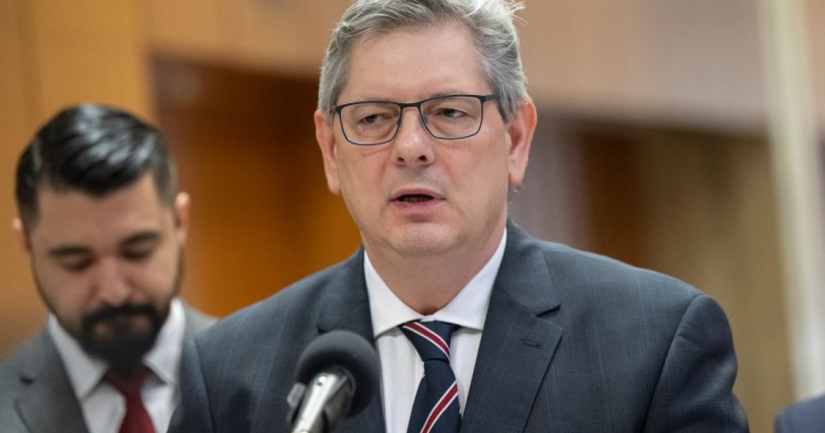 Minister Susko tvrdí, že k novele Trestného zákona sa radil s ...